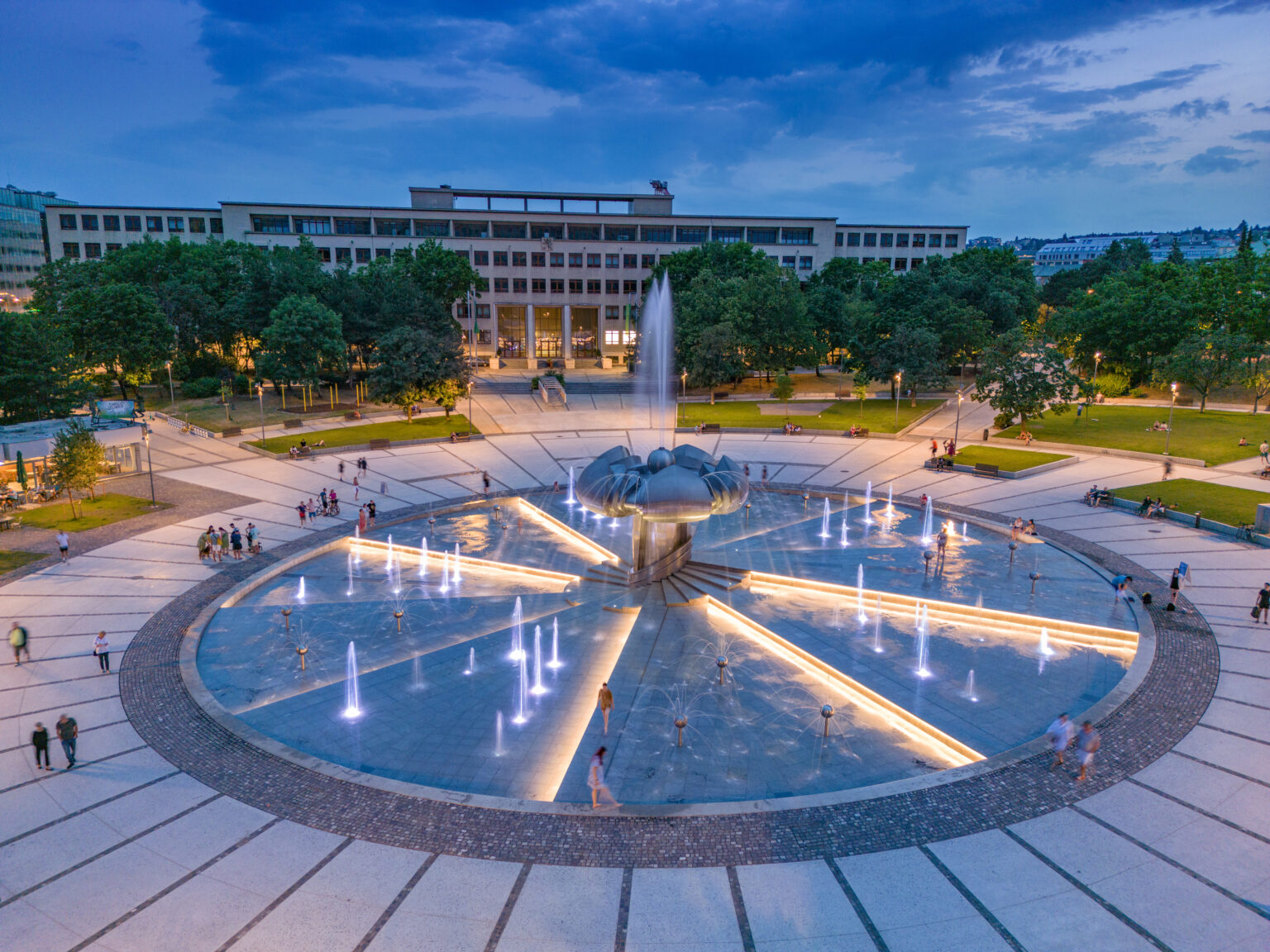 Slovak Philharmonic at the fountain | Events | Visit Bratislava